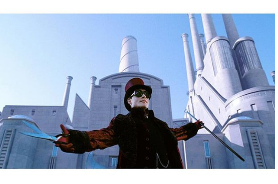 ¡Como en un sueño! Fábrica de chocolate tiene fuga e inunda calle